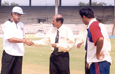 Rival skippers Ganguly and Robin Singh at the middle for the toss ...