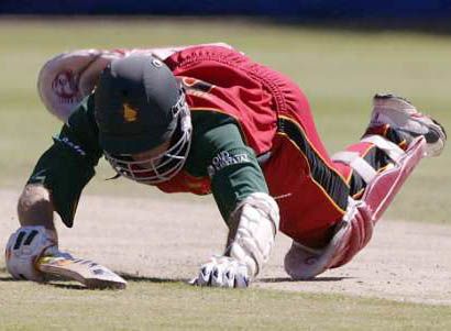Craig Wishart dives to make his ground | ESPNcricinfo.com