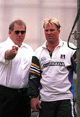 Shane Warne listens to advice from Terry Jenner | ESPNcricinfo.com