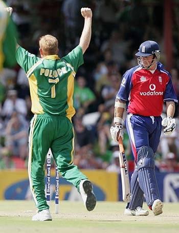 Shaun Pollock dismisses Marcus Trescothick | ESPNcricinfo.com