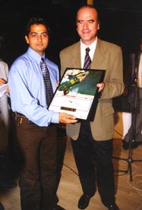 Tim Lamb of ECB makes a presentation to the winning Dutch captain ...