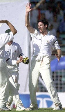 High-fives for Gillespie after he prises out Das | ESPNcricinfo.com