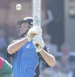 Graeme Hick avoiding a bouncer at Lord's | ESPNcricinfo.com