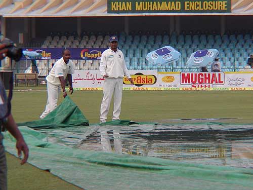 Jayasuriya helps the groundstaff out | ESPNcricinfo.com
