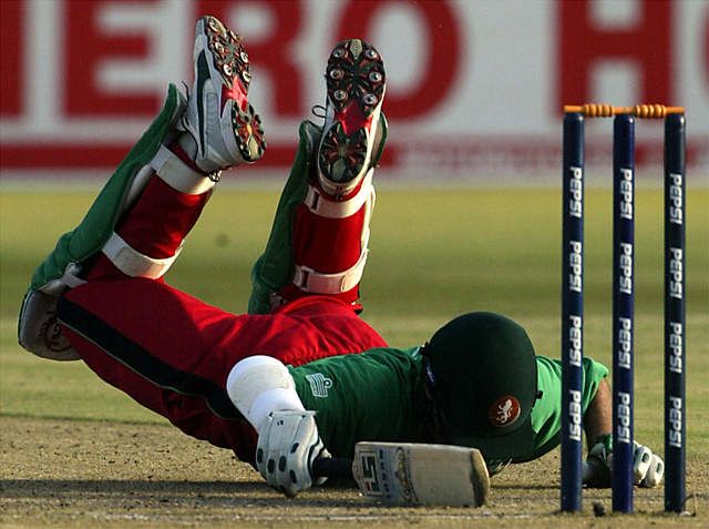 Hitesh Modi dives to make his ground | ESPNcricinfo.com