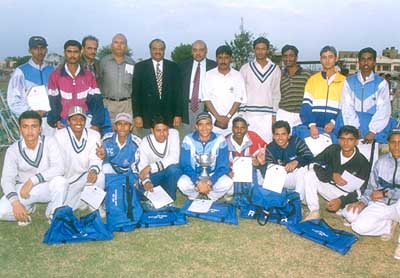 Victorious East Zone team with chief guests | ESPNcricinfo.com