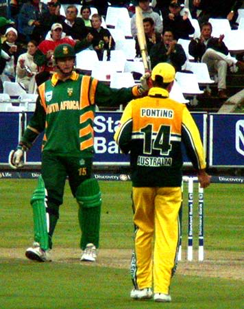 Graeme Smith acknowledges the crowds applause after reaching his half ...