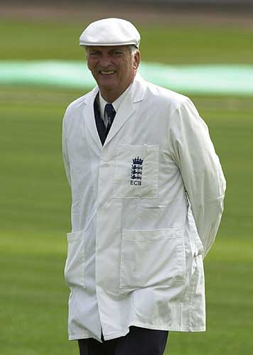 Umpire AA Jones, informal portrait. 2002 | ESPNcricinfo.com