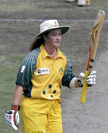 Karen Rolton raises her bat | ESPNcricinfo.com