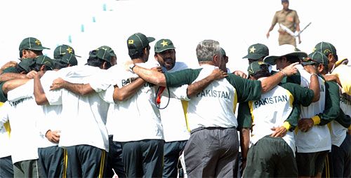 Pakistan in a team huddle | ESPNcricinfo.com