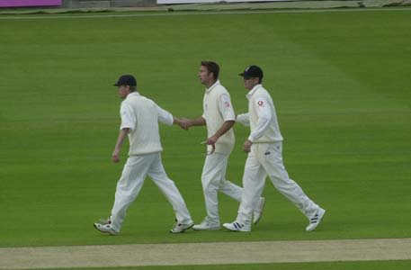 Ed Giddins gets the congratulations of Knight and Hick | ESPNcricinfo.com