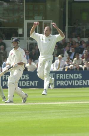 Neil Johnson appealing for Hick's wicket , Lord's 2000 | ESPNcricinfo.com