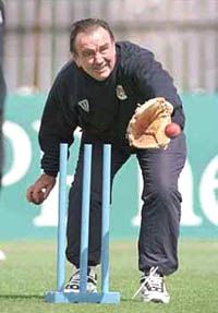 Bob Simpson conducting a fielding session | ESPNcricinfo.com