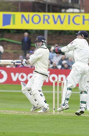 Matthew Dowman cuts as keeper Blakey watches | ESPNcricinfo.com