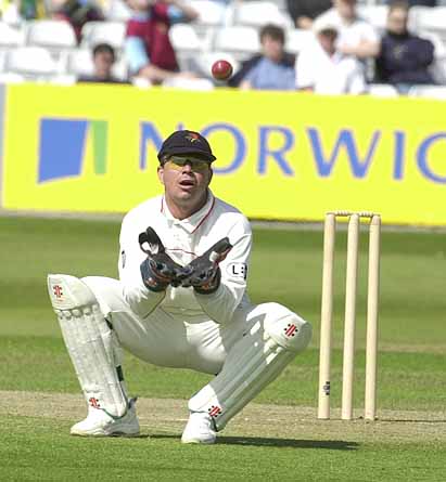 Warren Hegg waiting for the fielders delivery | ESPNcricinfo.com