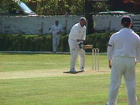 Veteran Steve Gee takes guard | ESPNcricinfo.com