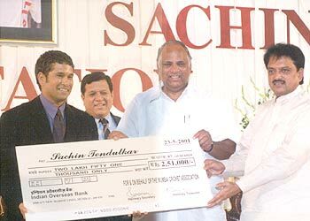 Sachin collects a cheque for Rs. 2.51 lakh | ESPNcricinfo.com