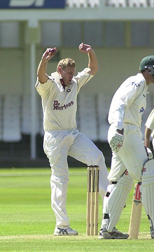 Northants Darren Cousins completely loses his bowling run up | ESPNcricinfo.com