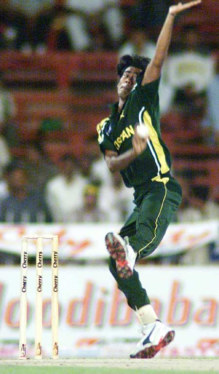 Mohammad Sami in his delivery stride | ESPNcricinfo.com