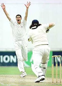 Mike Smethurst appeals for an LBW against Sidebottom | ESPNcricinfo.com