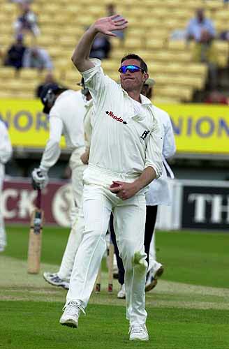 Ashley Giles warms up before coming on to bowl at the Pavilion End | ESPNcricinfo.com