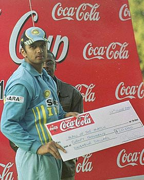Rahul Dravid proudly displays his Man of the Match cheque for $ 20,000 ...