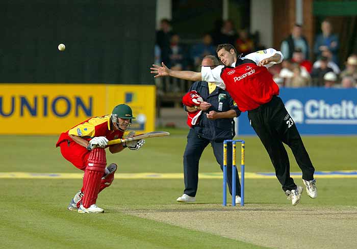 Bowler Dean Cosker fields by a crouching Iain Sutcliffe | ESPNcricinfo.com