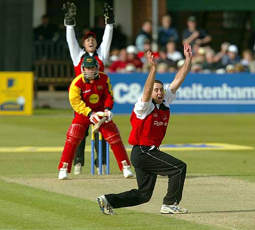 Adrian Dale appeals for the LBW of Darren Maddy | ESPNcricinfo.com