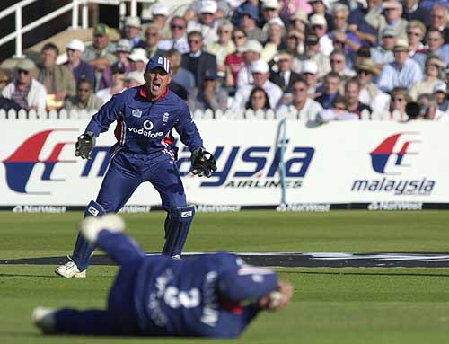 Nasser Hussain's diving catch to dismiss Jayasuriya as Stewart watches on | ESPNcricinfo.com