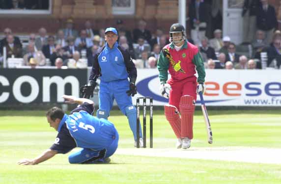 Stuart Carlisle drives past Mark Ealham | ESPNcricinfo.com
