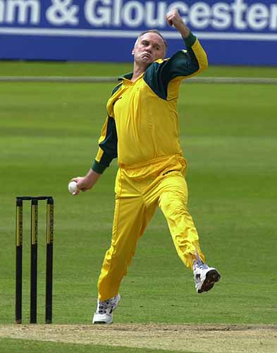 Rodney Hogg bowls from the Pavilion End | ESPNcricinfo.com