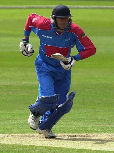 Derek Randall sets off for another run at Trent Bridge | ESPNcricinfo.com