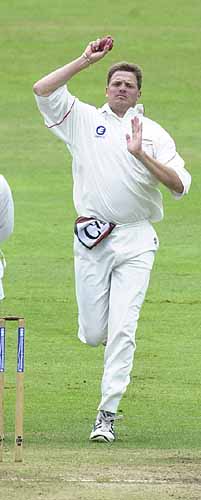 Jon Dakin bowling portrait ; 2001 | ESPNcricinfo.com