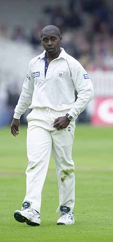 Mark Alleyne in the field 2001 | ESPNcricinfo.com