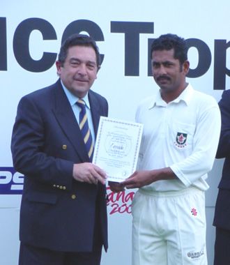 Dr Ali Bacher presents Harris with an invitation to the 2003 World Cup ...