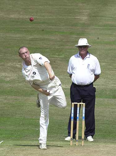 Gary Keedy ; bowling portrait , 2001 | ESPNcricinfo.com