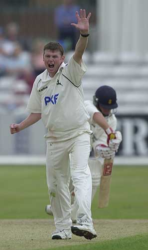 Andy Harris belts out an appeal against Selwood but the umpire did not ...