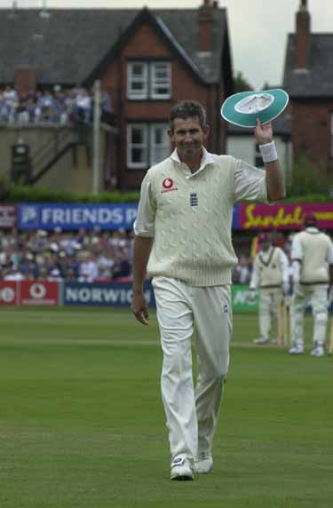 Andy Caddick acknowledges the cheers of the Leeds crowd | ESPNcricinfo.com