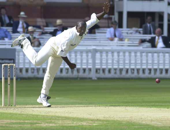 Mark Alleyne bowling from the Pavilion end at Lord's | ESPNcricinfo.com