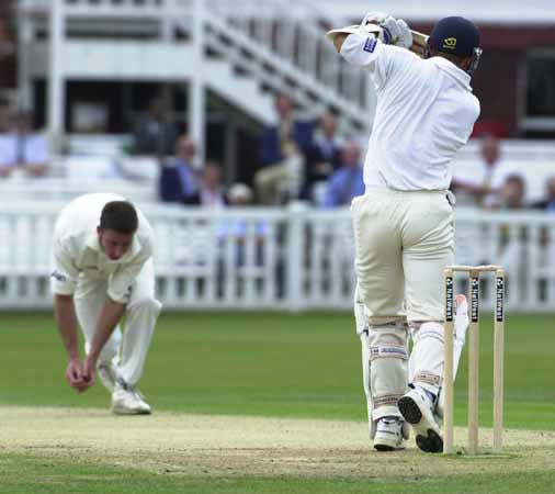 Ed Giddins sweeps the ball up from a stroke by Hancock | ESPNcricinfo.com