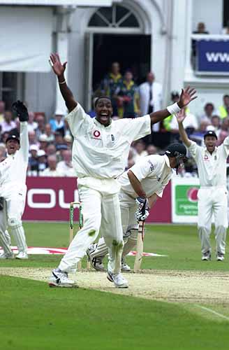 Tudor traps Hayden LBW for 33 | ESPNcricinfo.com