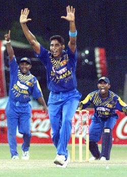Chaminda Vaas appeals successfully against Dighe and seals India's fate | ESPNcricinfo.com