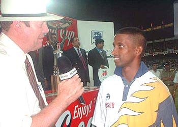 Tony Greig has a chat with a happy Russel Arnold | ESPNcricinfo.com