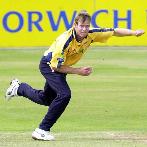 Neil Johnson bowling portrait, National League, 2001 | ESPNcricinfo.com