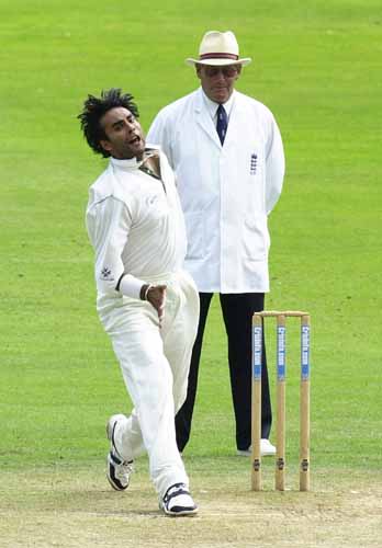 Alamgir Sheriyar bowling study (1) 2001 | ESPNcricinfo.com