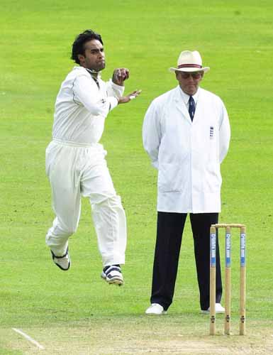 Alamgir Sheriyar bowling study (2) 2001 | ESPNcricinfo.com