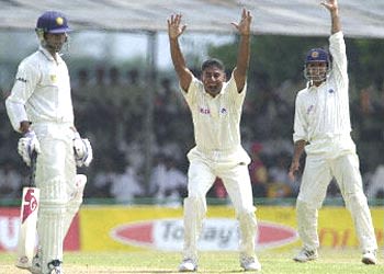 Vaas pleads with the umpire, attempting to dismiss Ramesh ...