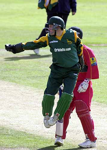 Chris Read in flying action at the stumps | ESPNcricinfo.com
