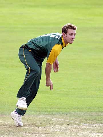 Gareth Clough bowling in the National League, 2001 | ESPNcricinfo.com