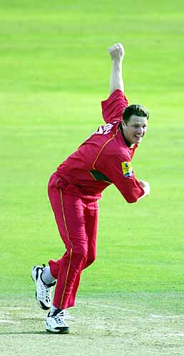 Jon Dakin bowling in the National League, 2001 | ESPNcricinfo.com